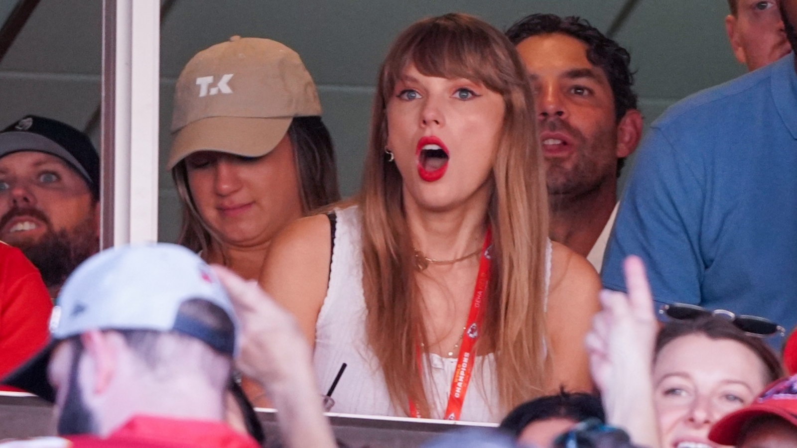 Baltimore artists create giant Taylor Swift mural of star wearing Lamar ...