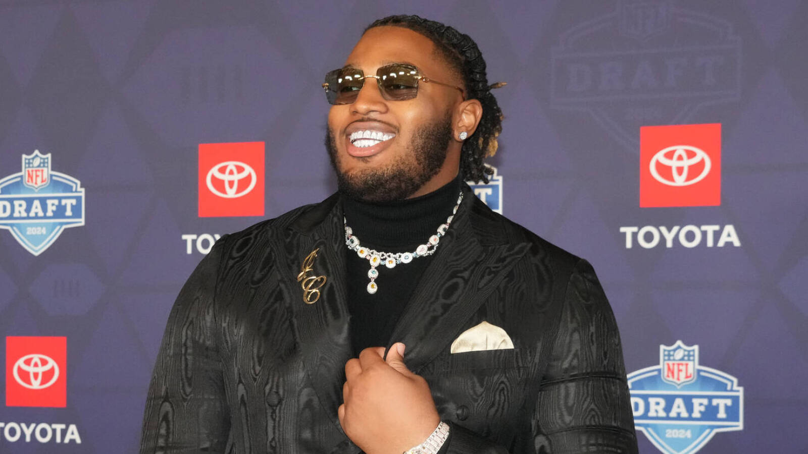 JC Latham gives Roger Goodell a bear hug after going to Titans | Yardbarker