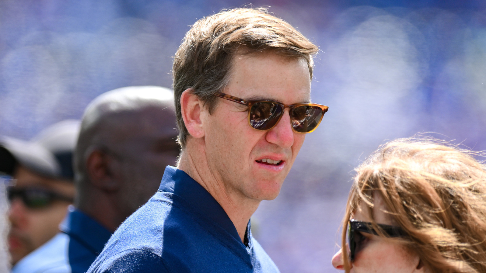 Eli Manning takes hilarious jab at Arch, Peyton over first college ...