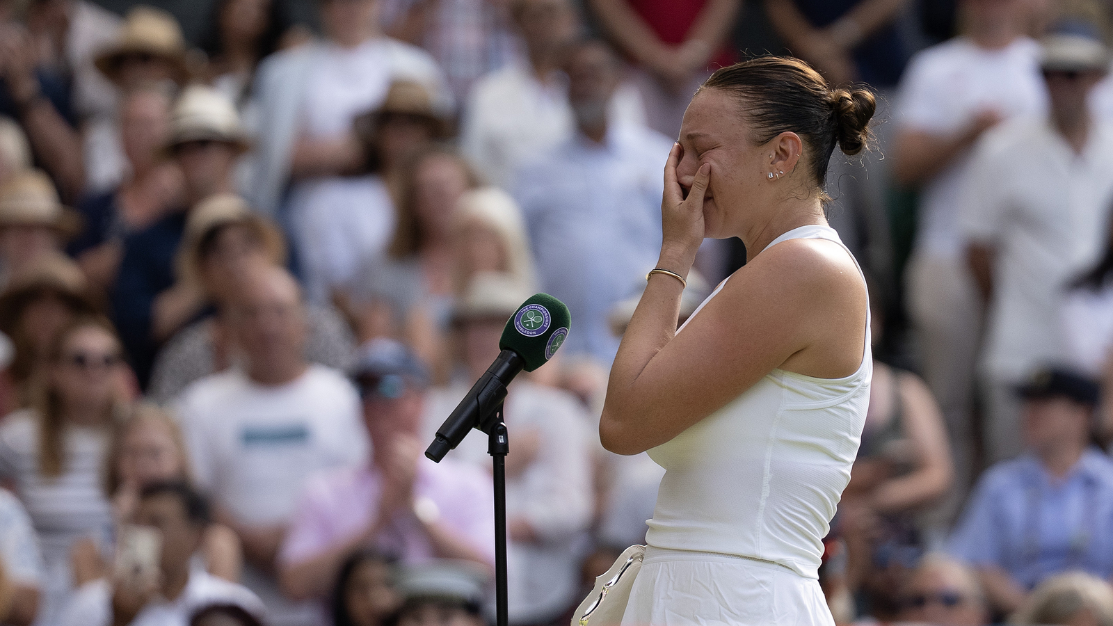Watch: 'I'm so sorry': Amanda Anisimova in tears in emotional tribute ...