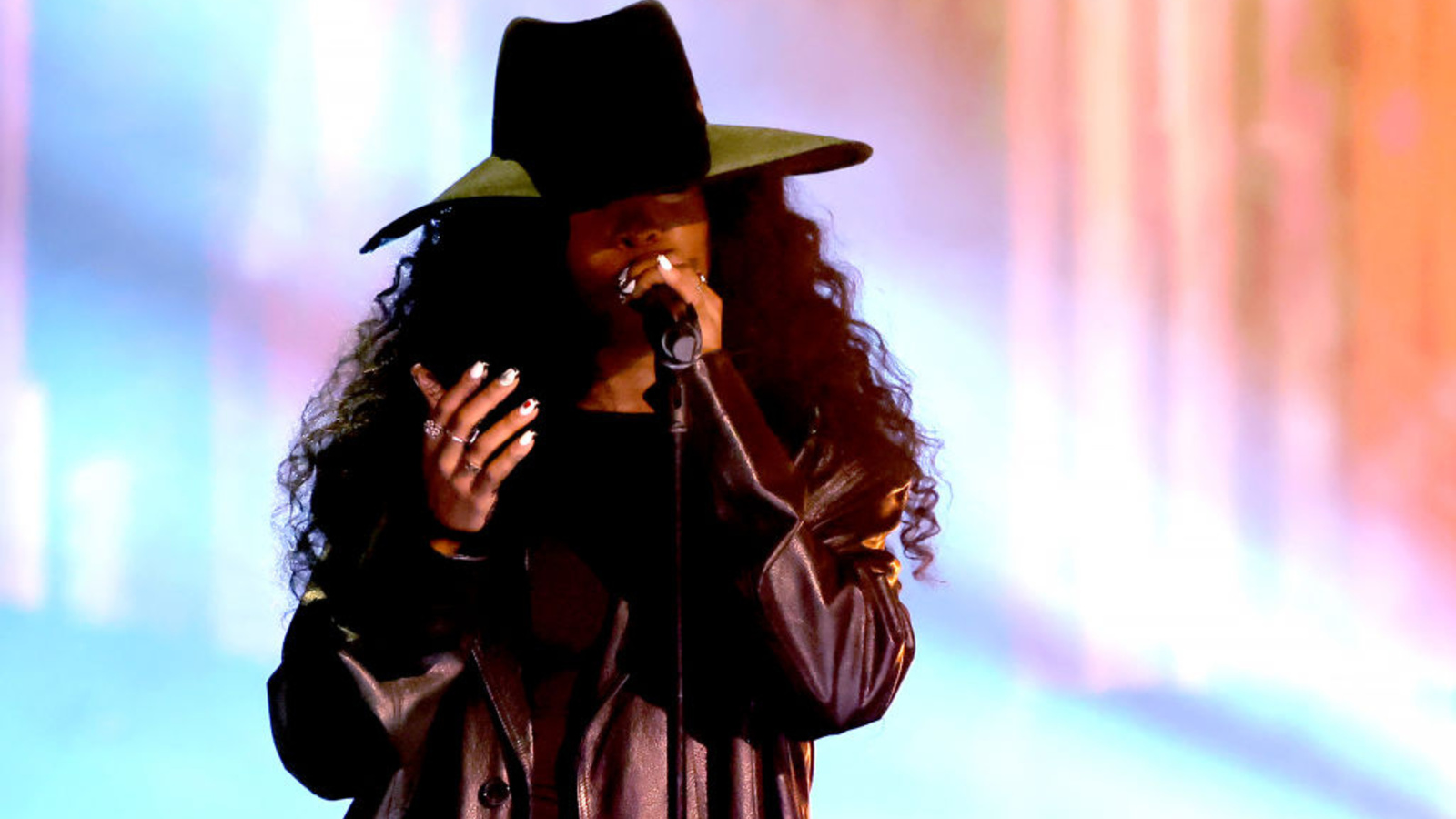 R&B Star SZA Calls Out Trump Administration for 'Inhuman' Online ...