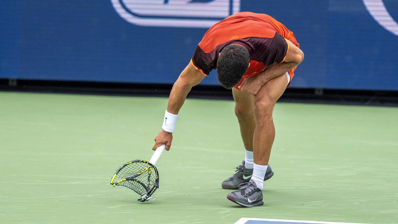 Carlos Alcaraz apologizes for smashing racket during loss | Yardbarker