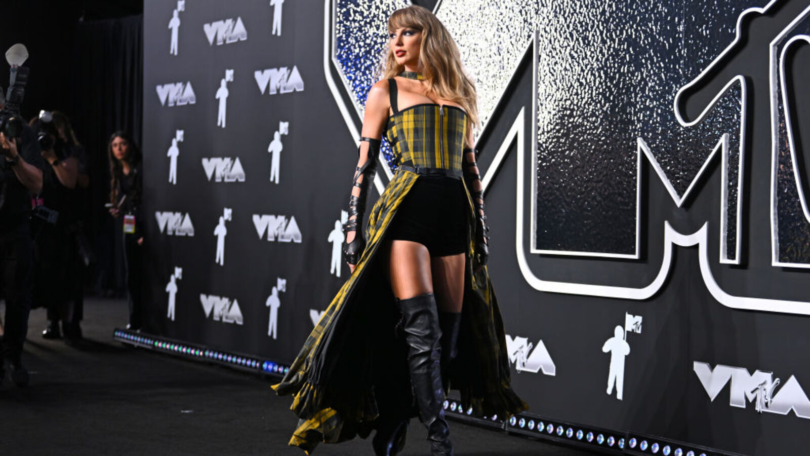 Taylor Swift's Look at VMAs 2024 Divides Fans: 'She Needs to Fire Her ...