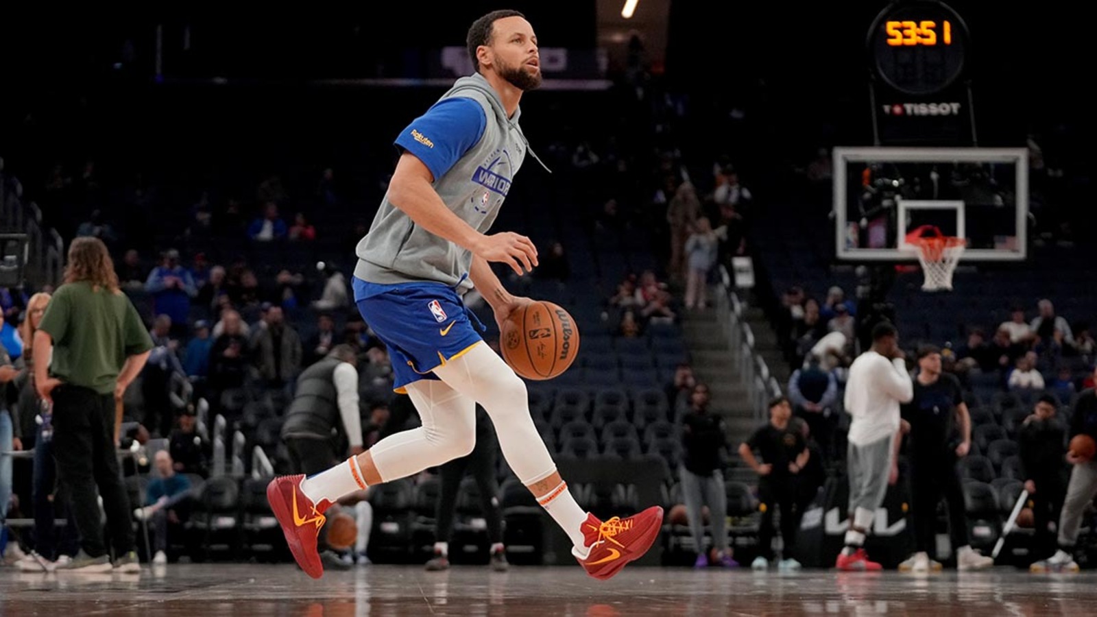 Stephen Curry warms up in JuJu Watkins Nike PE sneakers ahead of ...