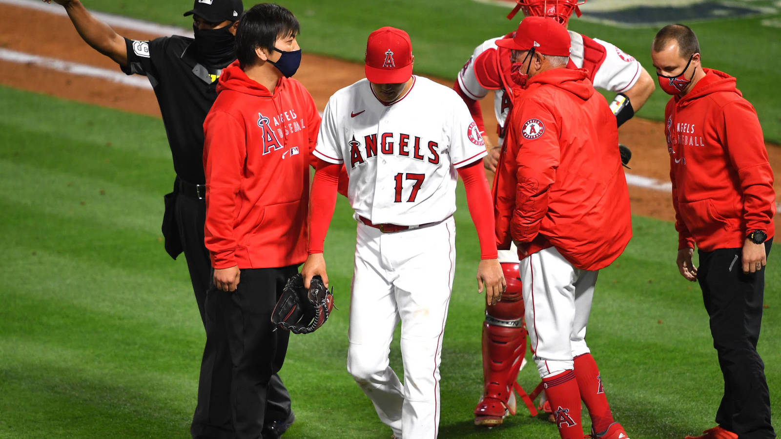 Shohei Ohtani 'fine' after limping off in field Sunday | Yardbarker