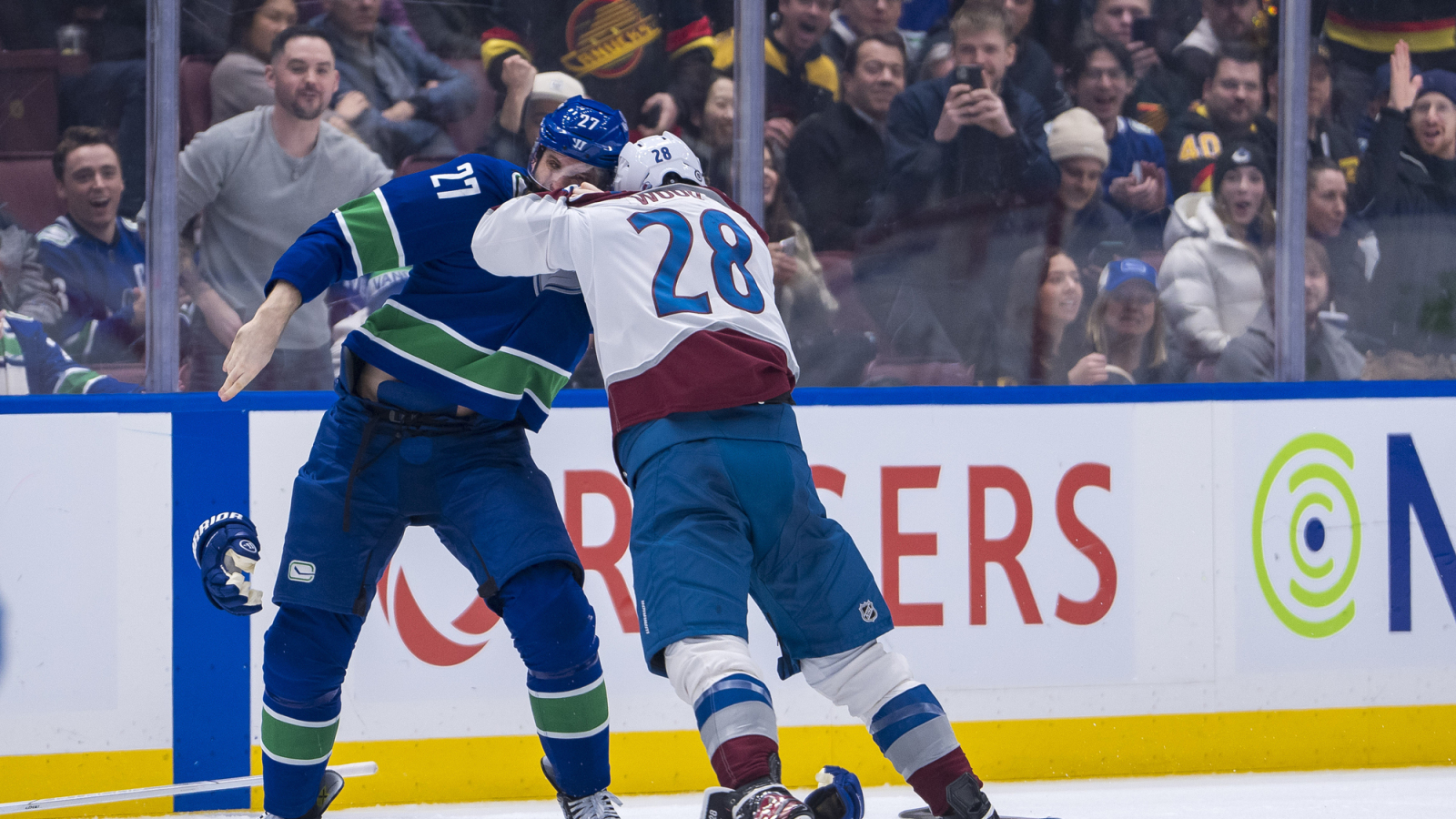 Line brawl leads to the ejection of an Avalanche player after horrific ...