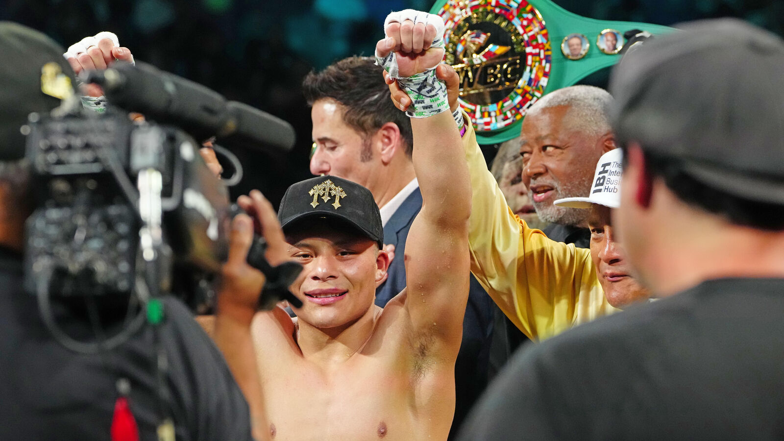 PPV.com Reveals Isaac Cruz vs Lamont Roach PPV Price | Yardbarker
