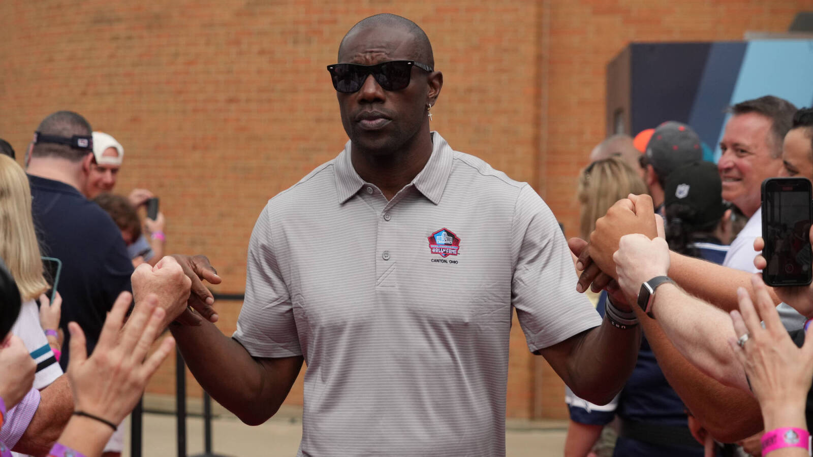 Terrell Owens honors Hugh Douglas as only he can | Yardbarker