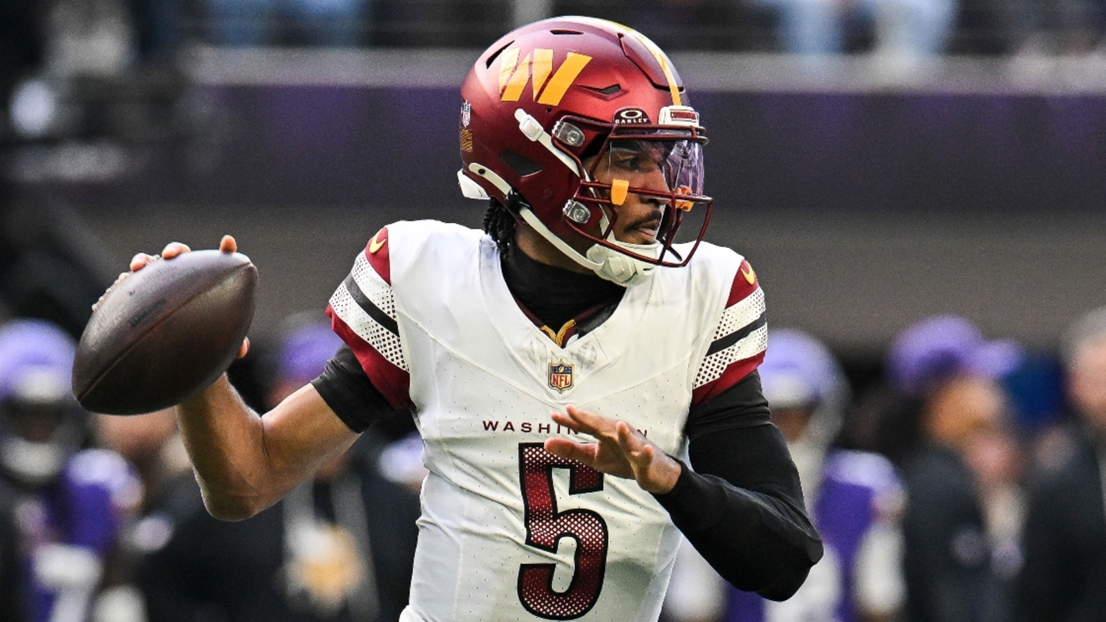 Jayden Daniels injury update: Commanders QB goes into medical tent in ...