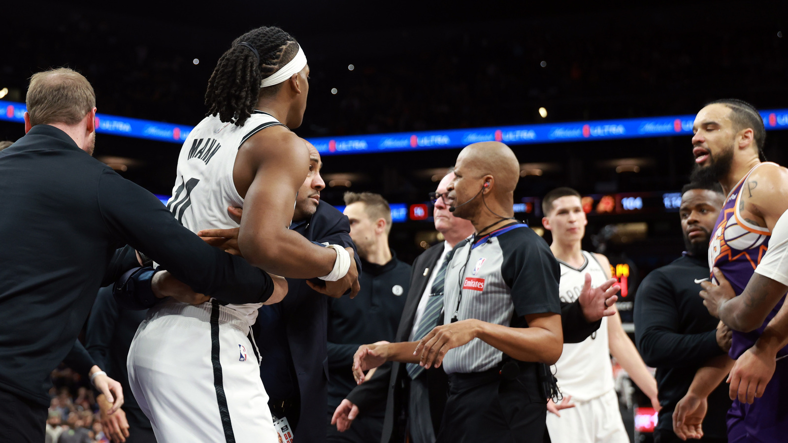 Massive on-court brawl breaks out in Phoenix Suns’ win vs Nets | Yardbarker