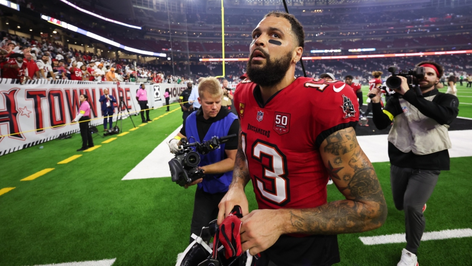 Mike Evans injury update: Buccaneers WR hobbles to locker room with ...
