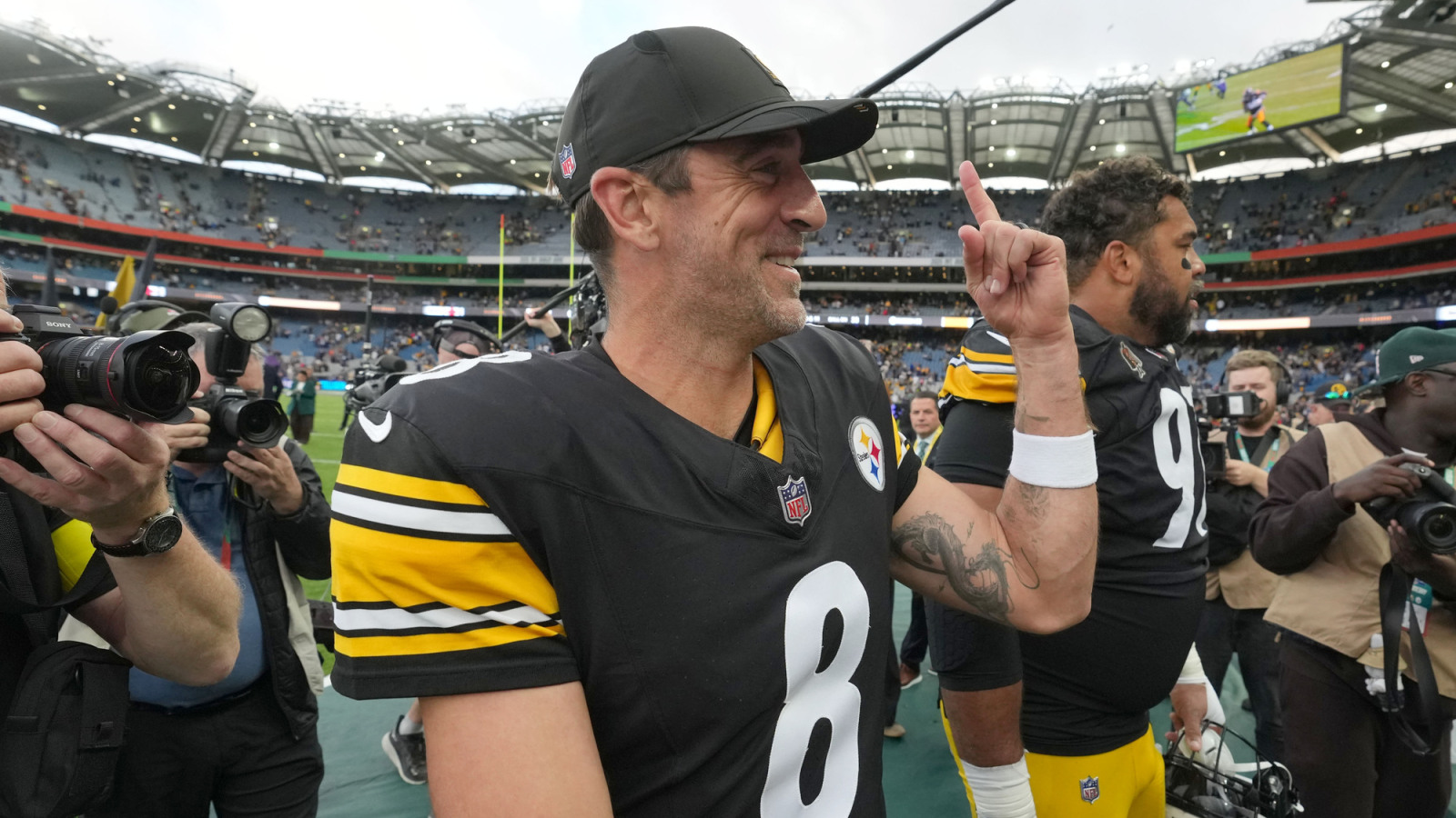 Aaron Rodgers stands tall amidst AFC North quarterback turmoil | Yardbarker