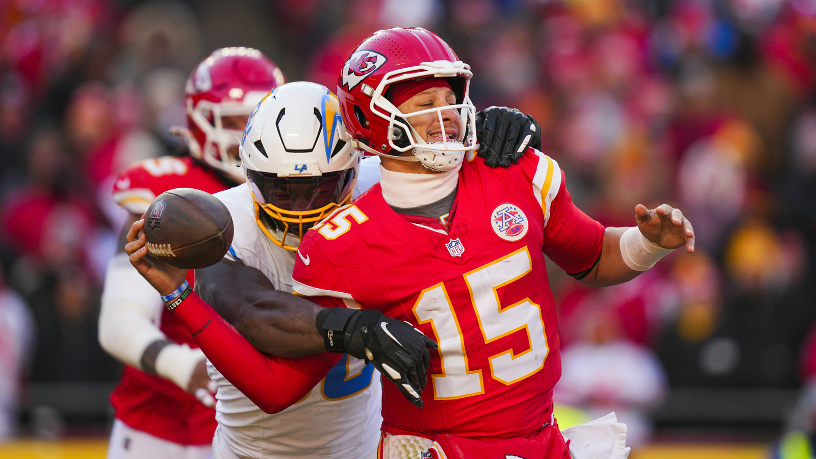 Patrick Mahomes injury update: Chiefs QB goes down in pain, exits game ...