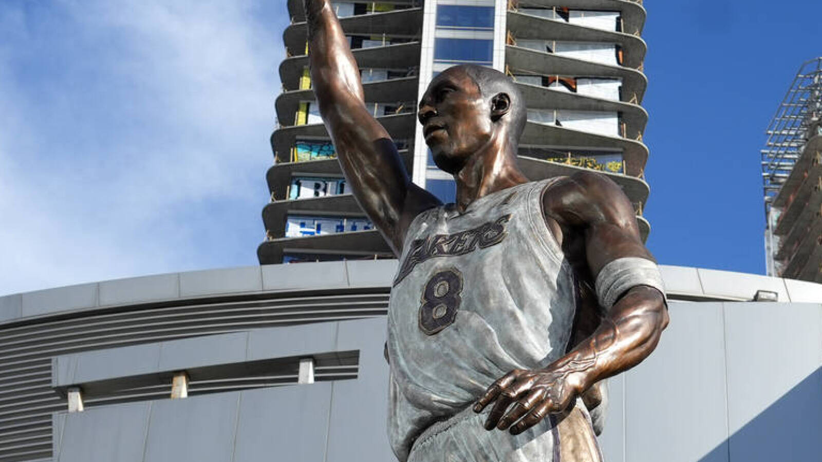 Lakers make notable changes to Kobe statue outside arena | Yardbarker