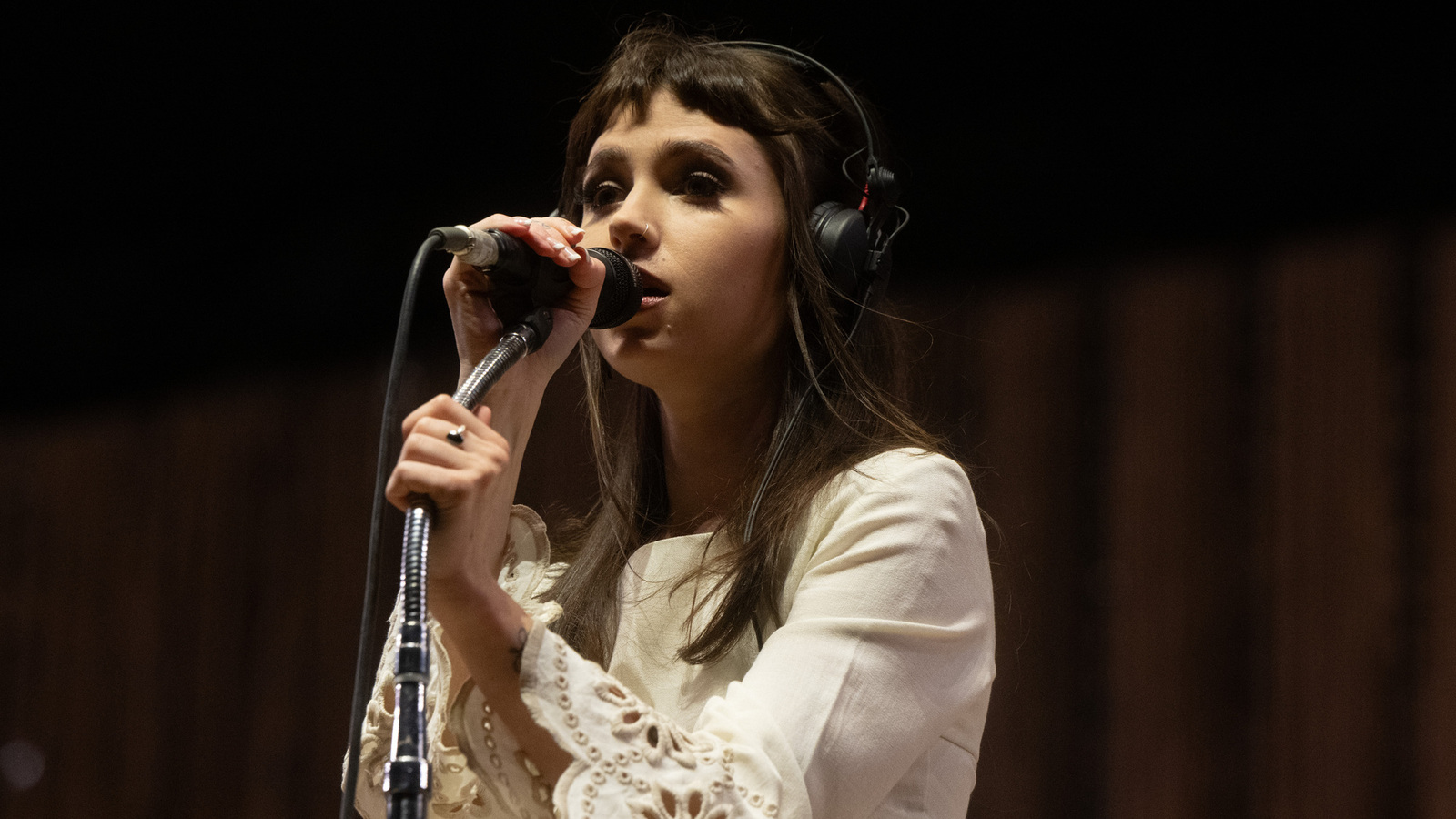 25 singer-songwriters you need to have on your Spotify playlist ...
