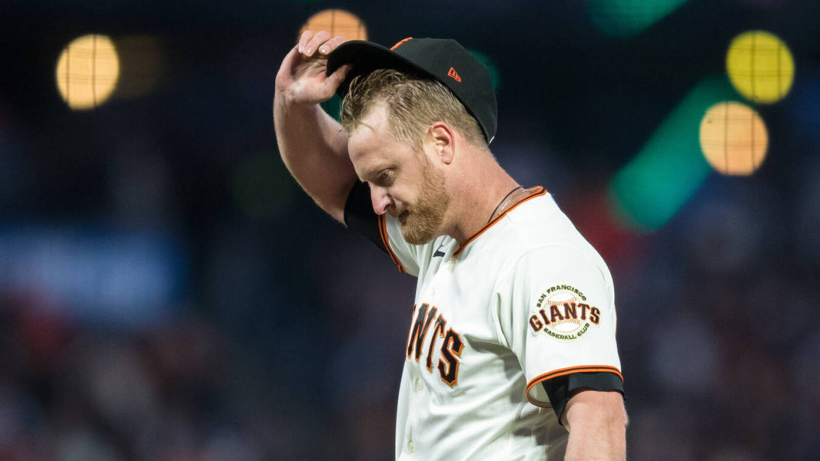 Watch: Giants pitcher gifts Marlins star free base | Yardbarker
