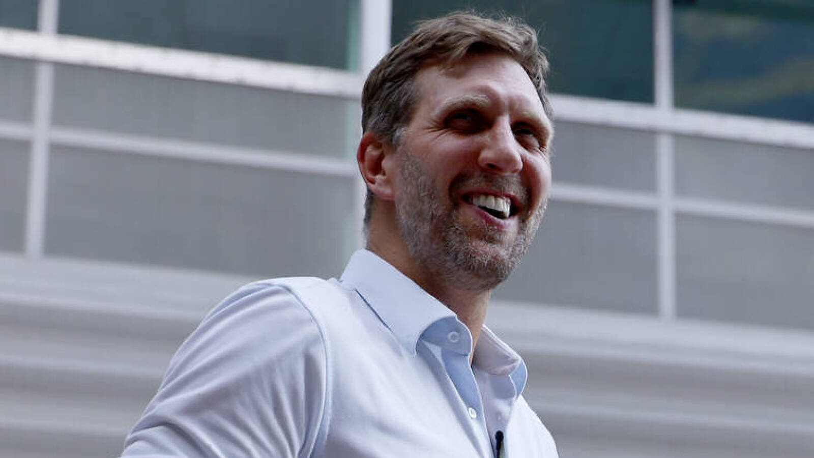 Watch: Mavericks legend nearly taken out in dunk attempt | Yardbarker