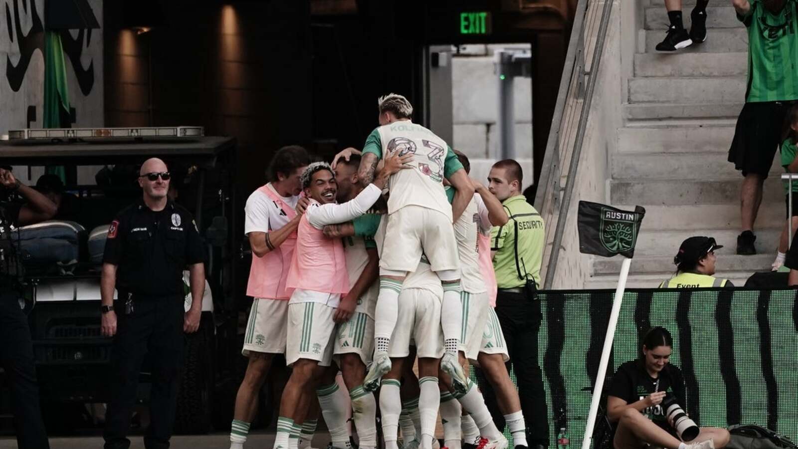 Last-second goal helps Austin beat Seattle, trim standings gap | Yardbarker