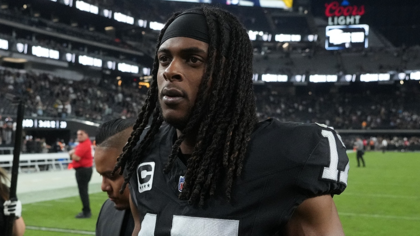 Davante Adams slams helmet, fumes on sideline after missed TD opportunity on MNF | Yardbarker