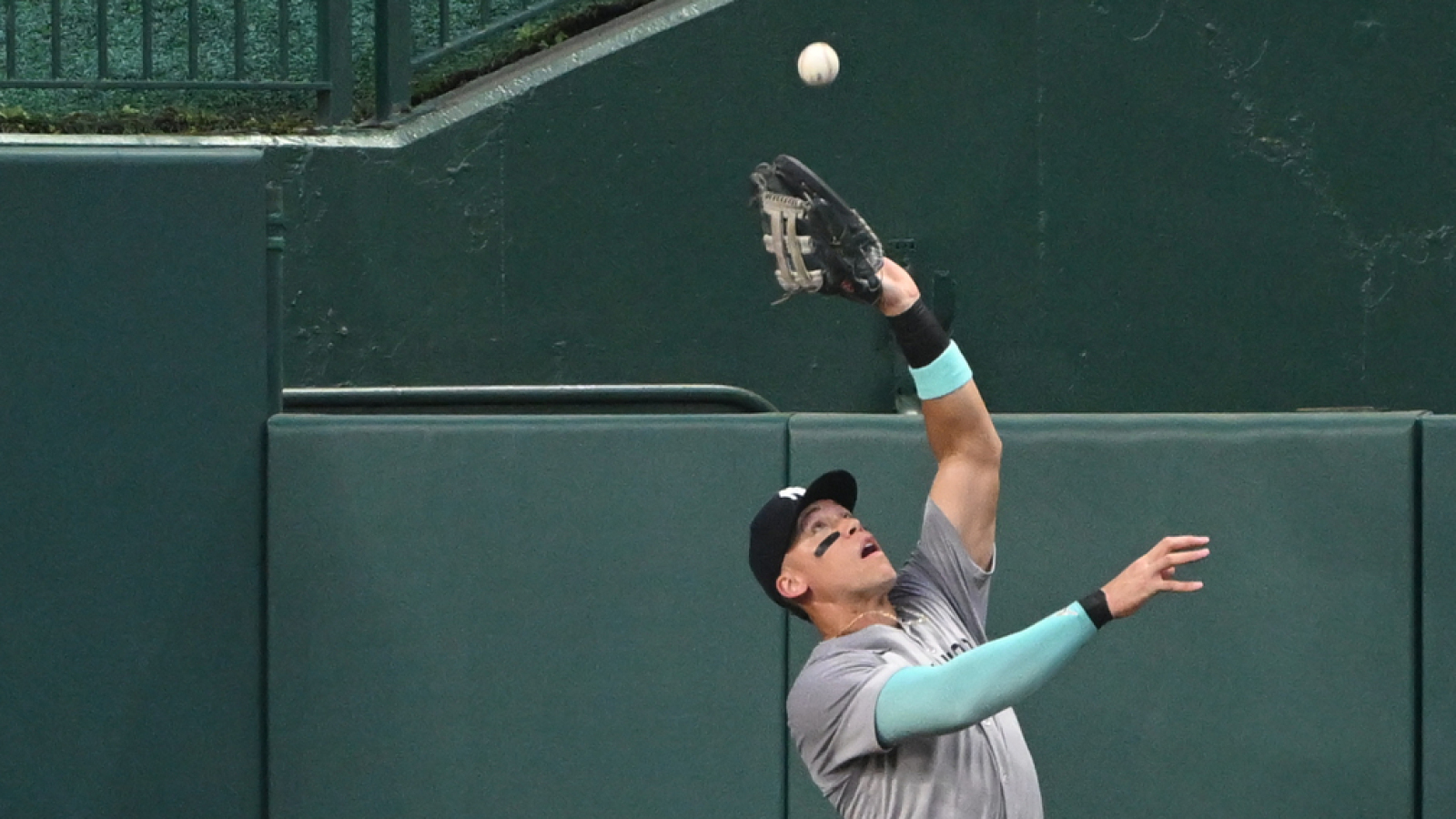 Watch: Judge robs potential HR with spectacular defensive play | Yardbarker