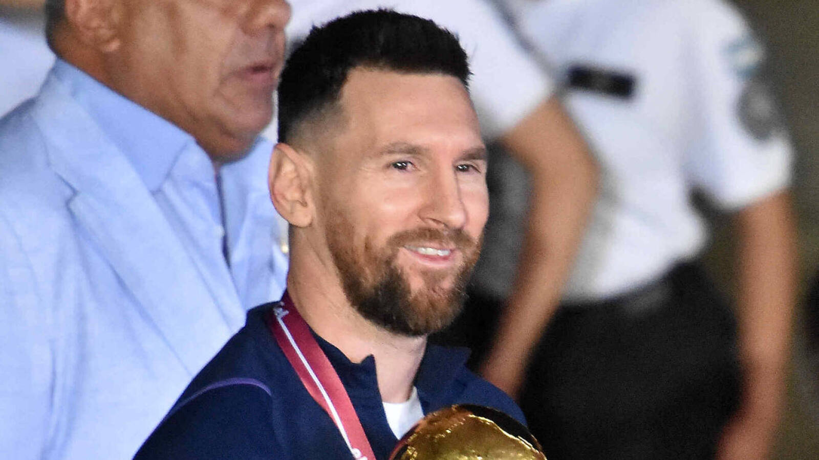 Lionel Messi gets completely mobbed outside his house in Argentina ...