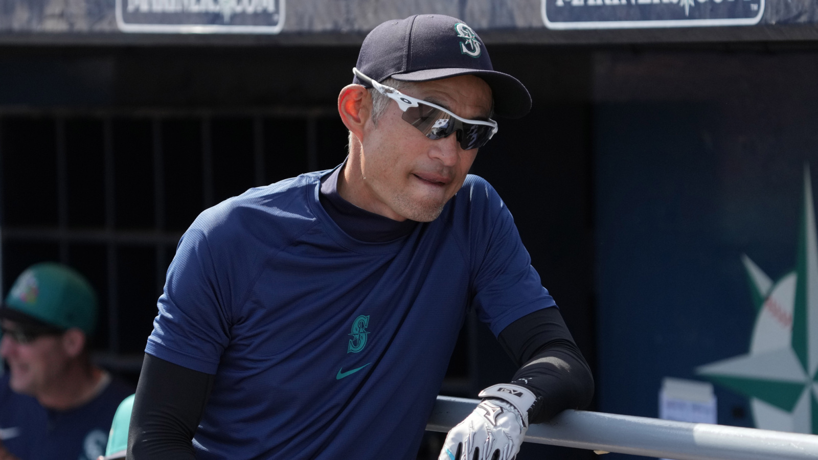 Ichiro Suzuki statue has big problem | Yardbarker