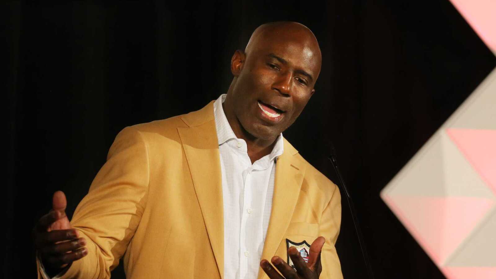 Terrell Davis reveals he was unjustly handcuffed, removed from flight ...