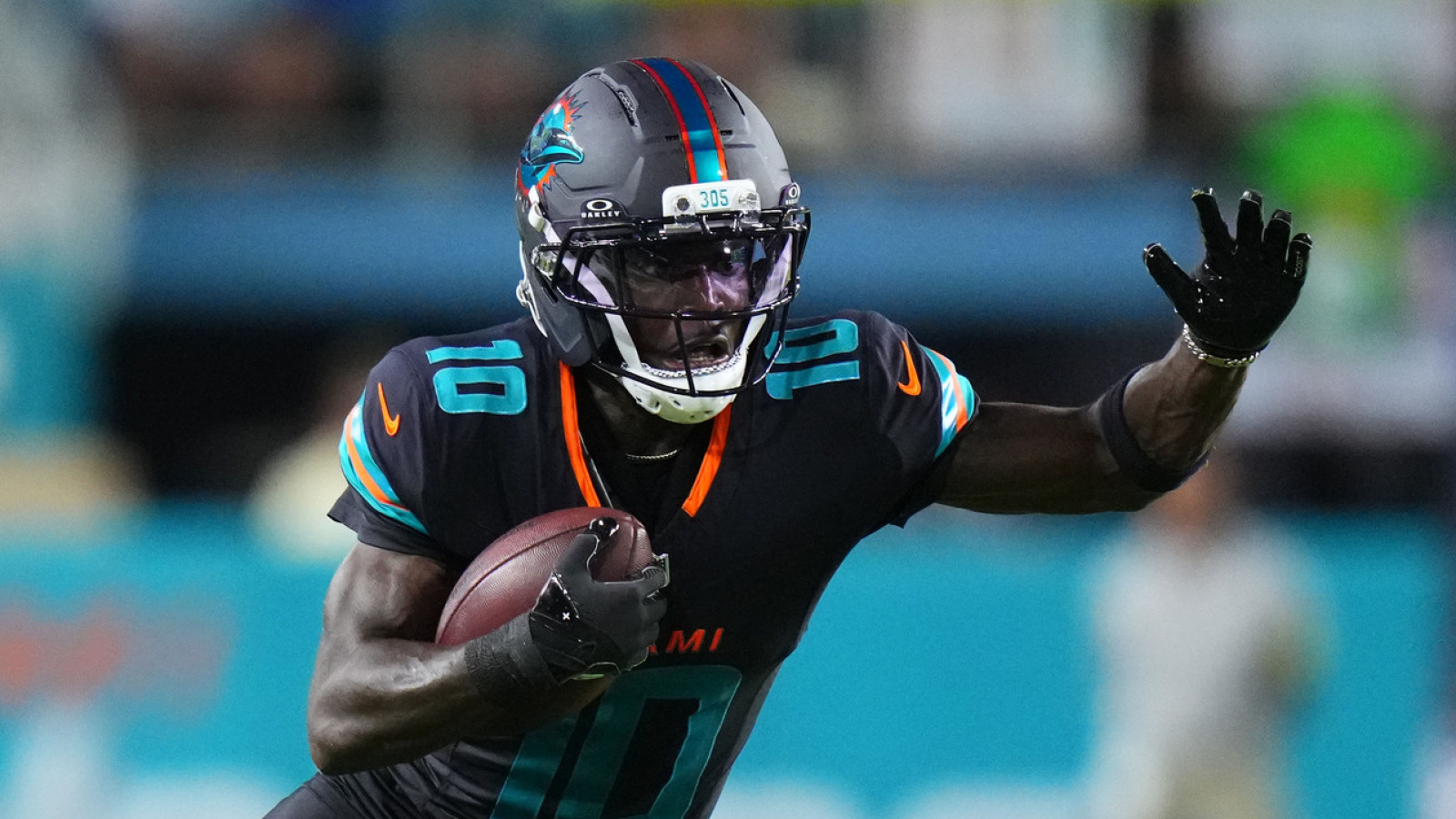 Injured Tyreek Hill Shares Personal Update After Dolphins WR Suffers 7-Figure Loss | Yardbarker