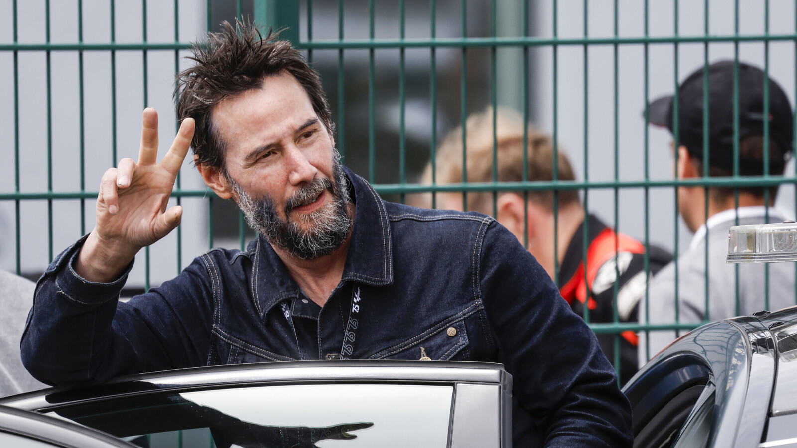 Keanu Reeves signs one-day contract with Windsor Spitfires | Yardbarker