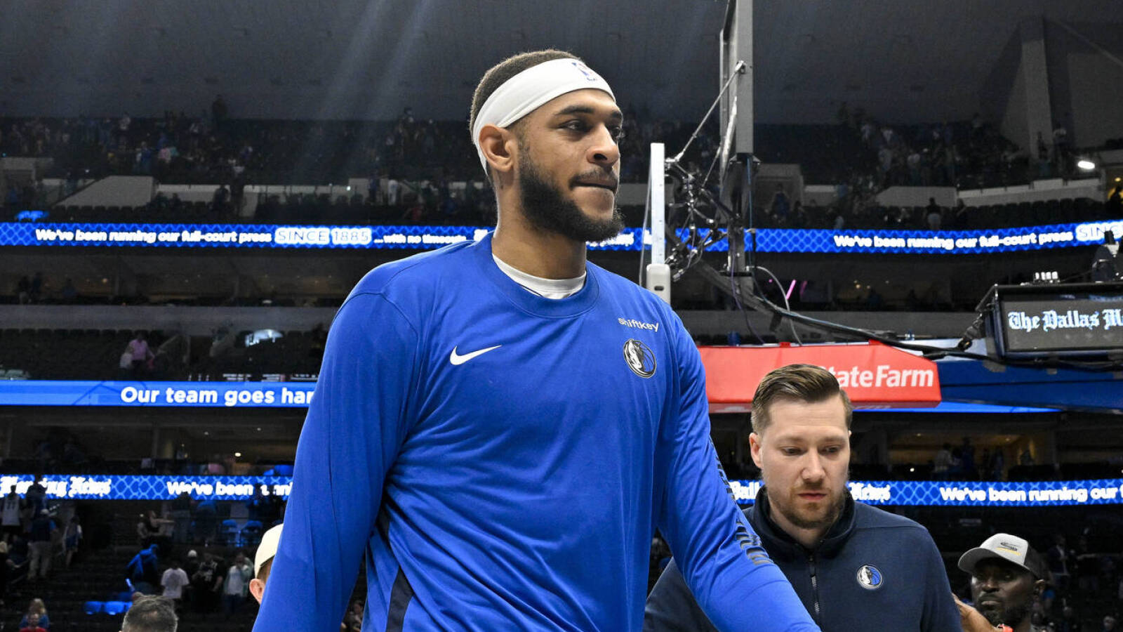 Mavericks center has block party while chasing Wilt's record | Yardbarker