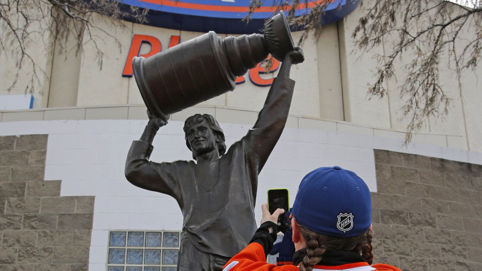 Iconic Wayne Gretzky Statue In Edmonton Defaced | Yardbarker