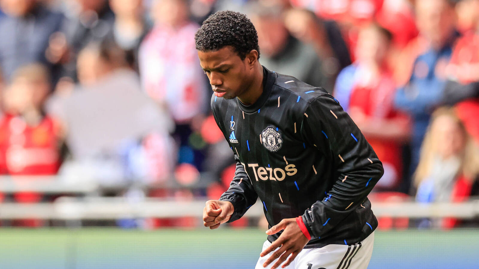 Manchester United left-back to miss entire season after initially ...