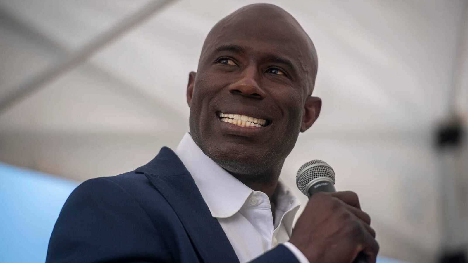 Terrell Davis handcuffed on plane in ‘traumatizing’ incident | Yardbarker
