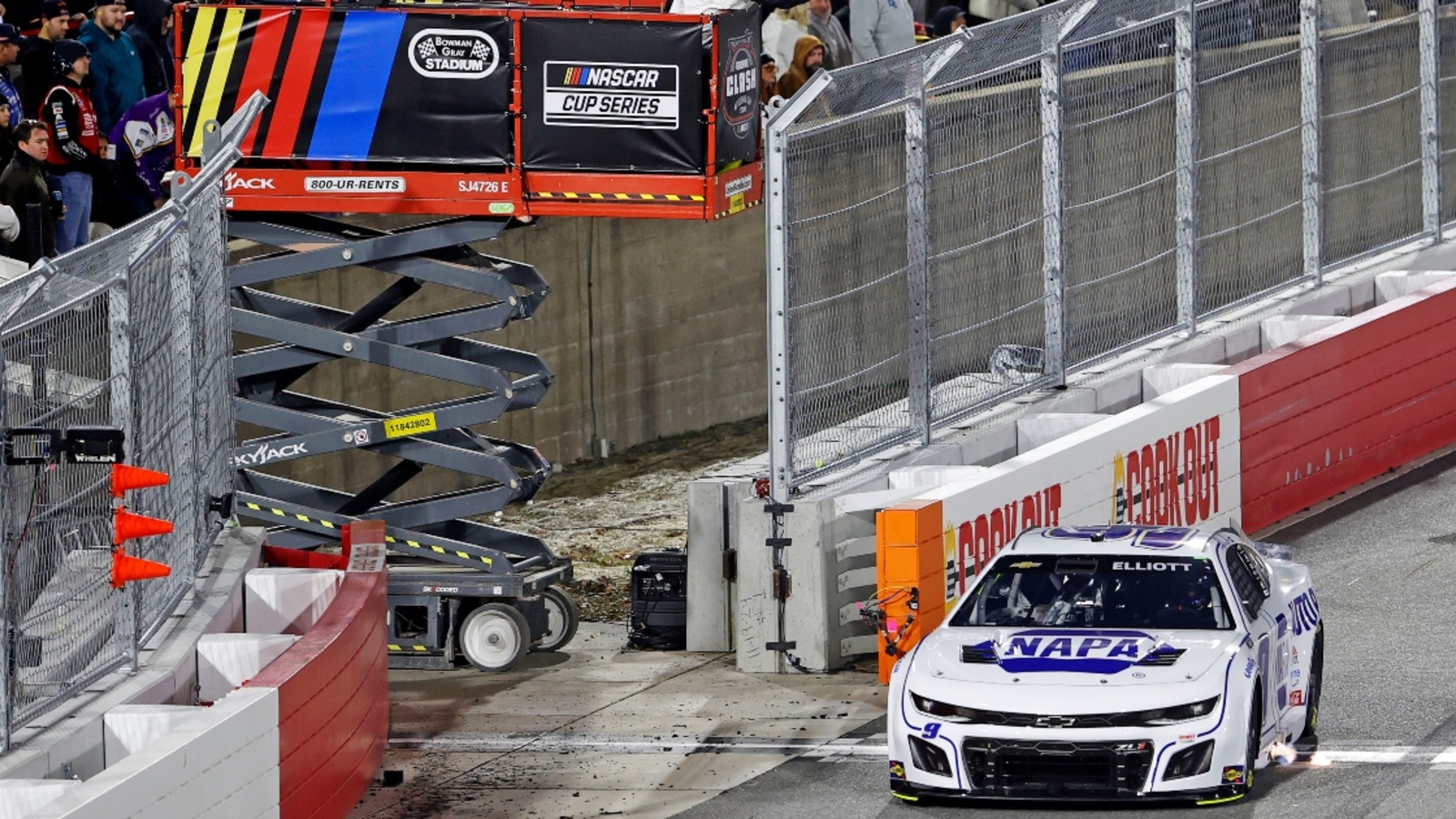 Chase Elliott holds off Ryan Blaney, dominates Cook Out Clash at Bowman ...
