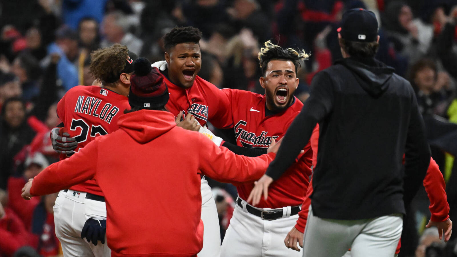 Guardians rally for three runs in the 9th to stun Yankees, take 2-1 advantage in ALDS | Yardbarker