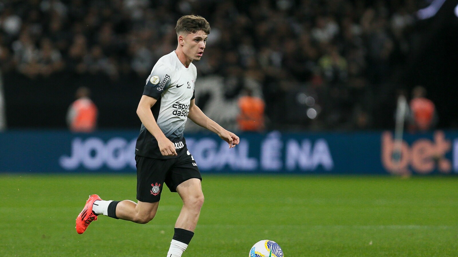 Arsenal & Tottenham to bid for 'excellent' midfielder with a 'brilliant ...