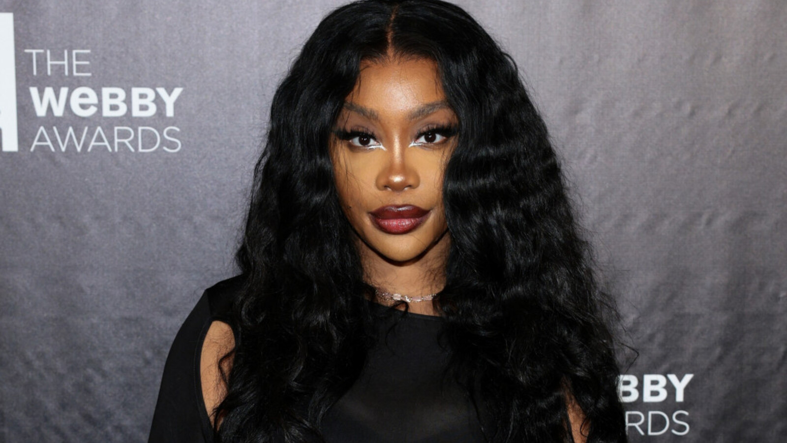 Nature-loving pop star SZA 'talks to plants' | Yardbarker