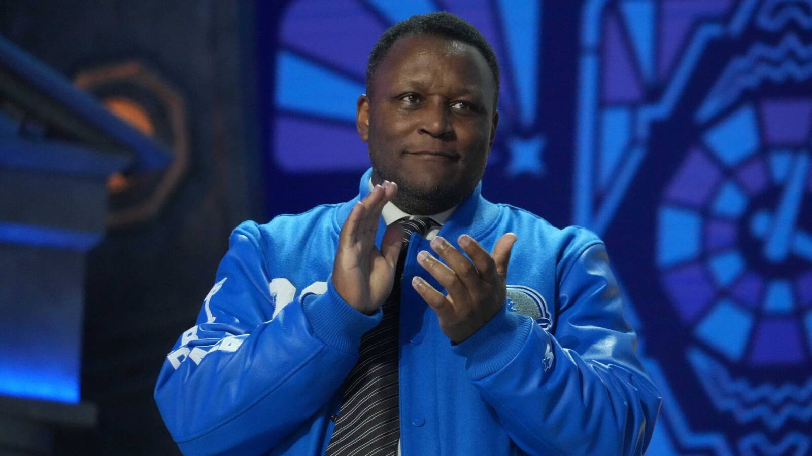 Detroit Lions Icon Barry Sanders Apologizes To NFL Fans After Curious ...