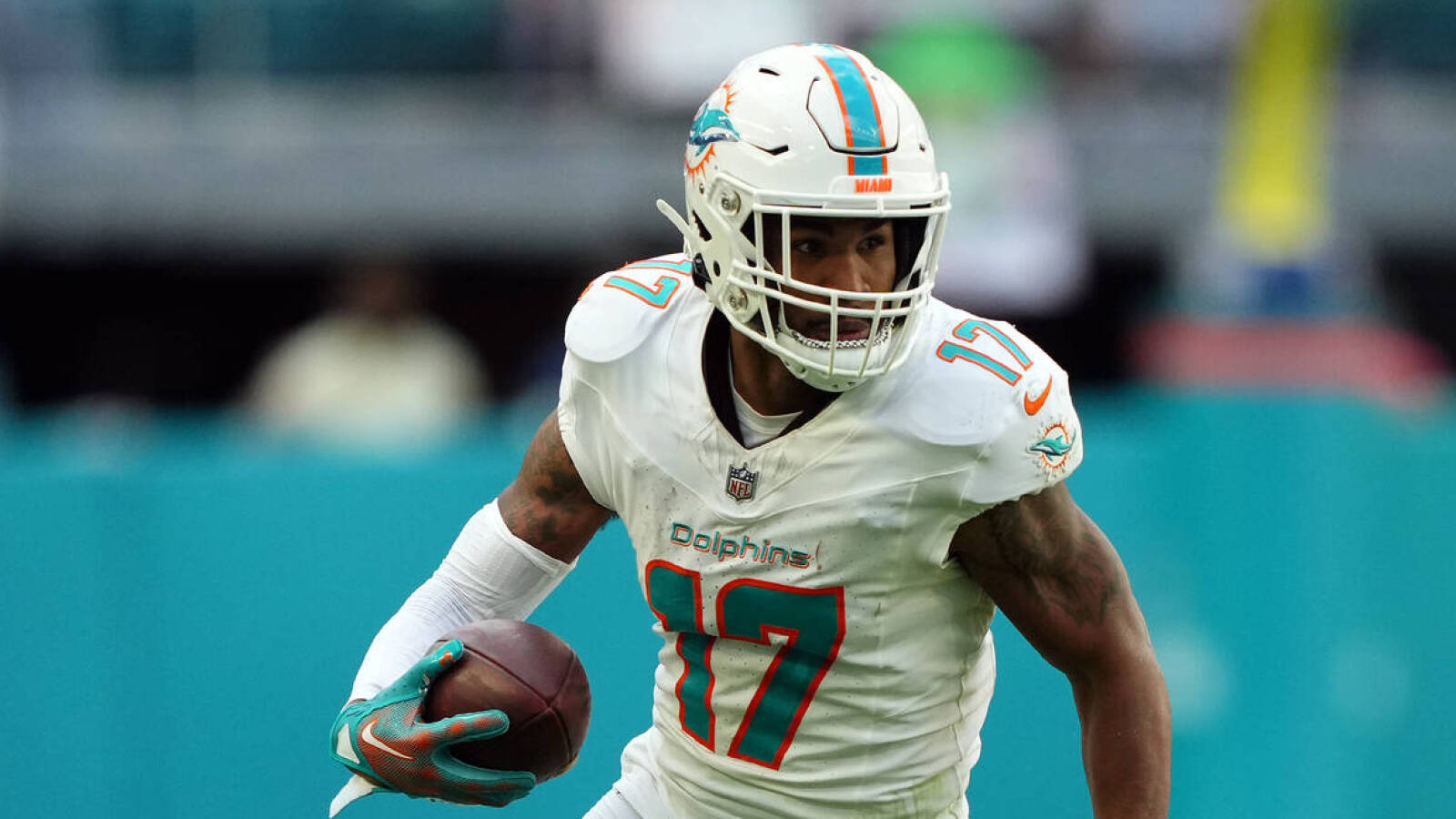 Former Alabama WR Jaylen Waddle coming after a bigger contract in ...