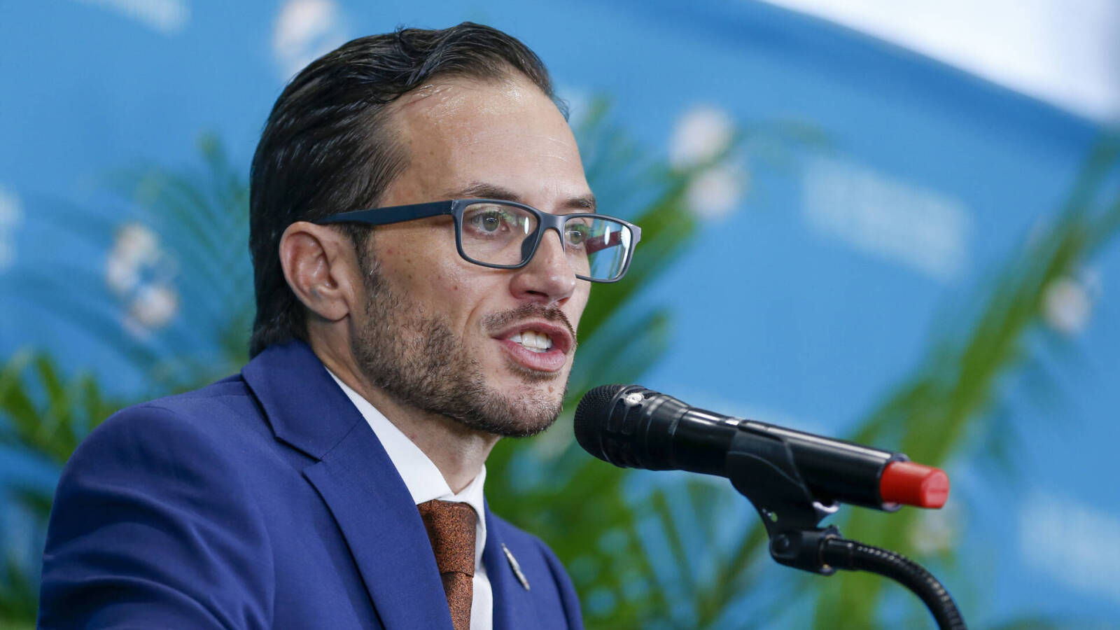 McDaniel: 'No red flags' in taking Dolphins job despite Flores lawsuit ...