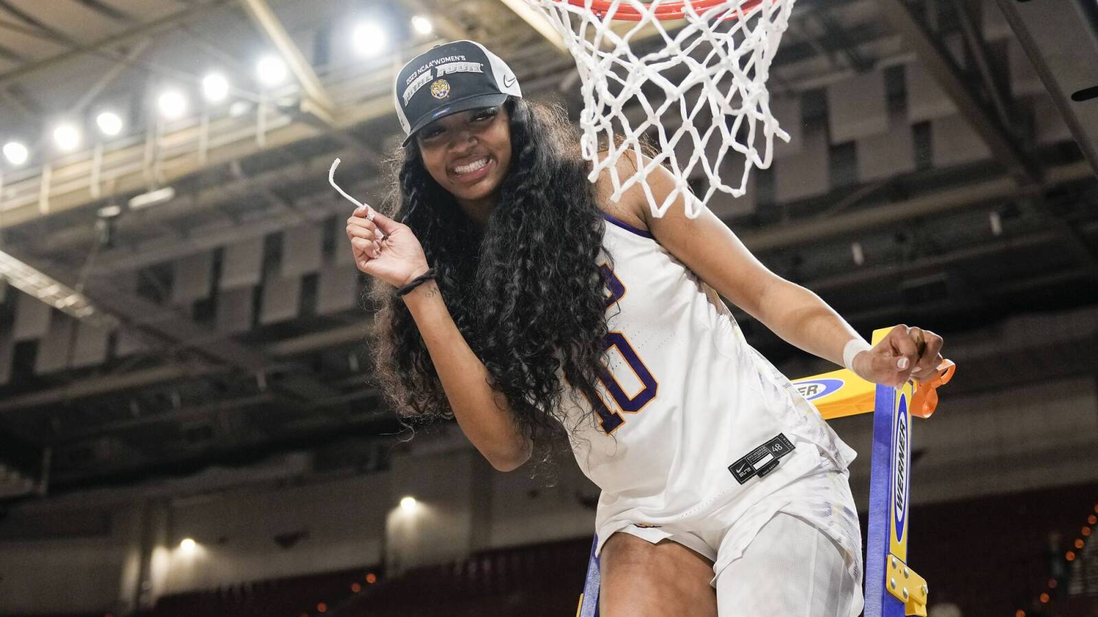 Historic defensive showing propels LSU to women's Final Four | Yardbarker