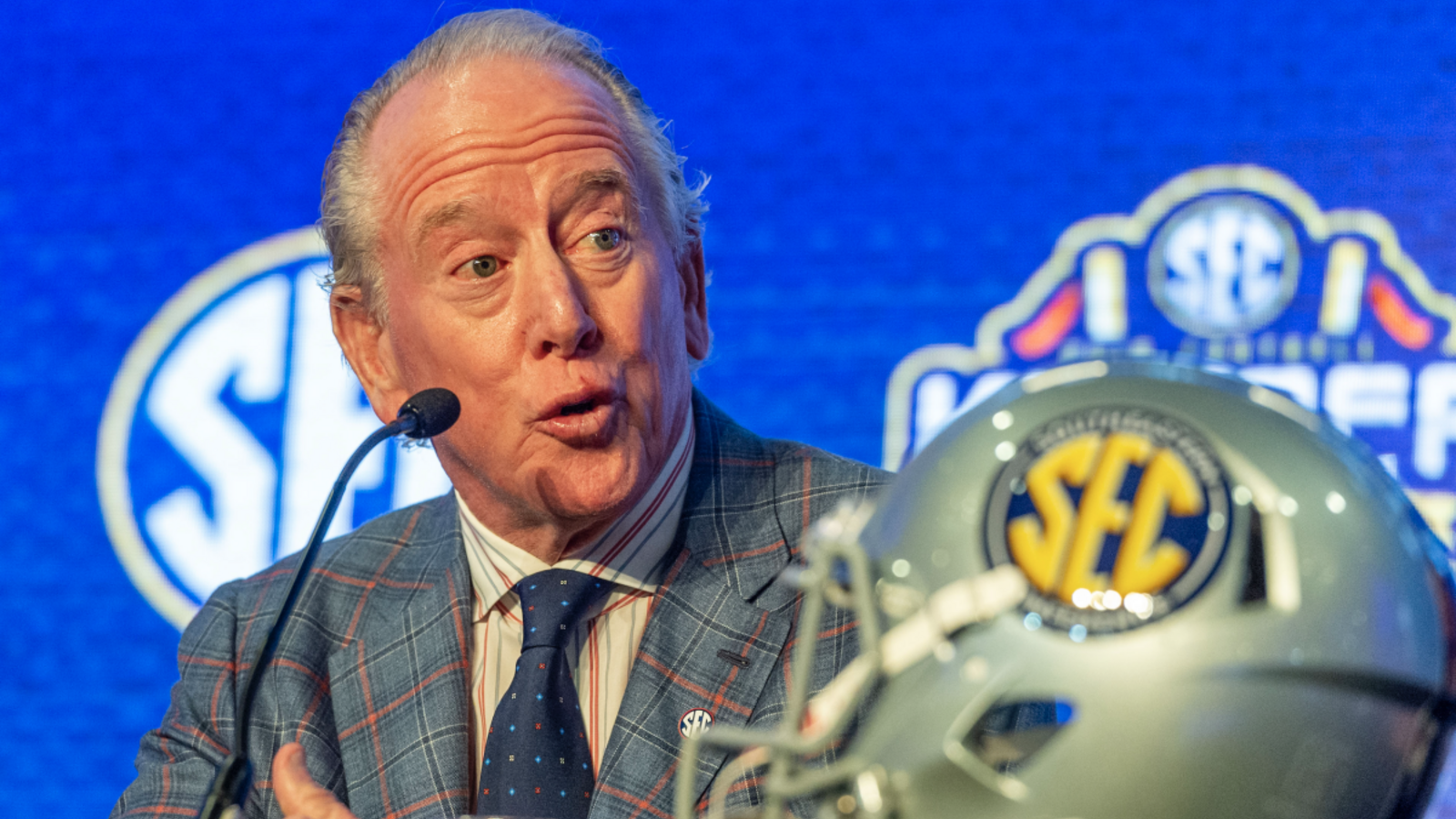 Ole Miss legend Archie Manning goes for viral his reaction to Lane ...