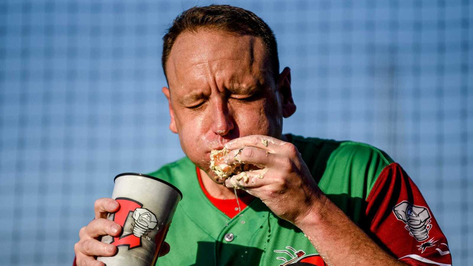 Joey Chestnut establece un nuevo récord mundial en un enfrentamiento de ...