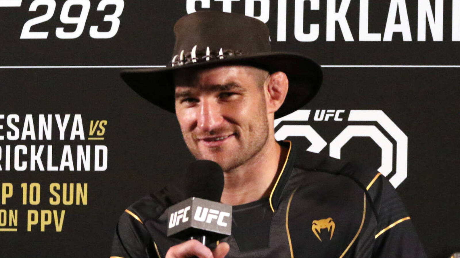 Watch: Fighters break into brawl in stands at UFC 296 | Yardbarker