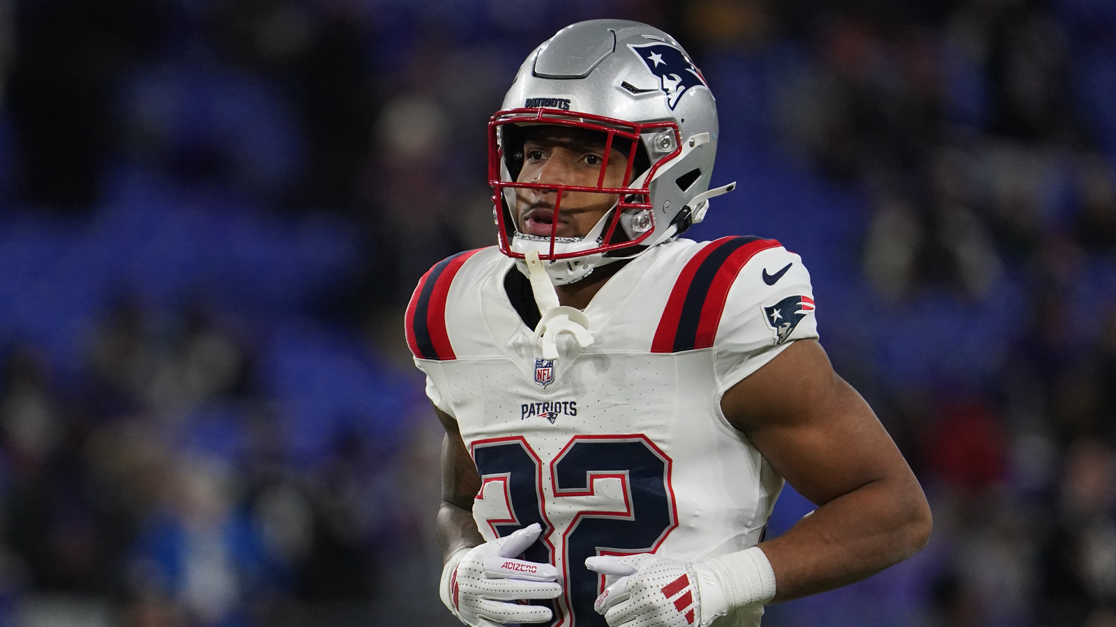 TreVeyon Henderson injury update: Patriots RB heads to the locker room ...