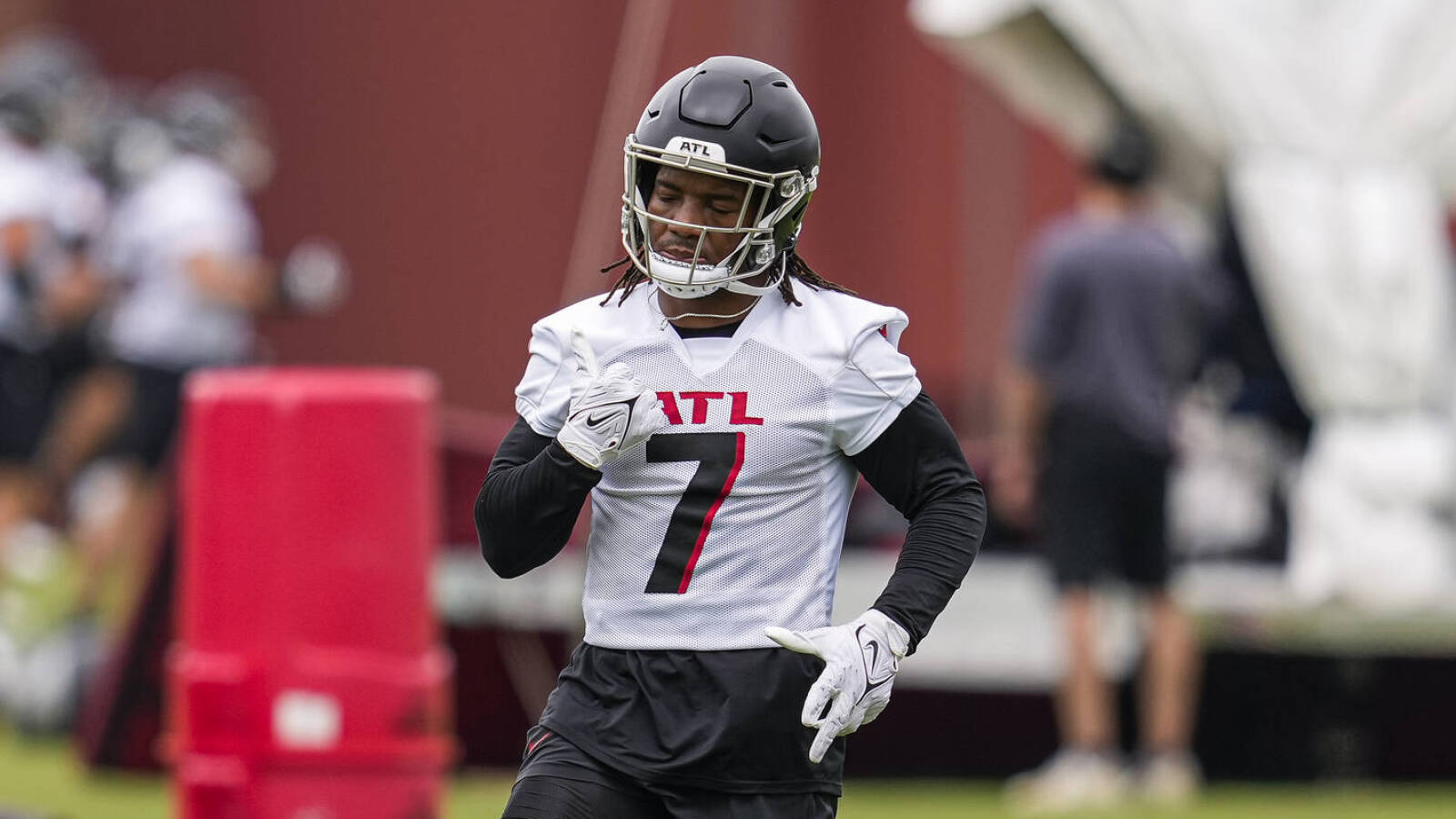 Falcons Pro Bowl DT commends rookie RB | Yardbarker