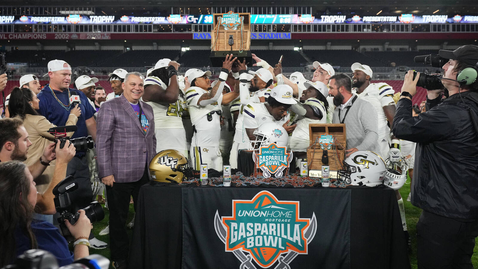 Georgia Tech players celebrate with Gasparilla Bowl ongoing | Yardbarker
