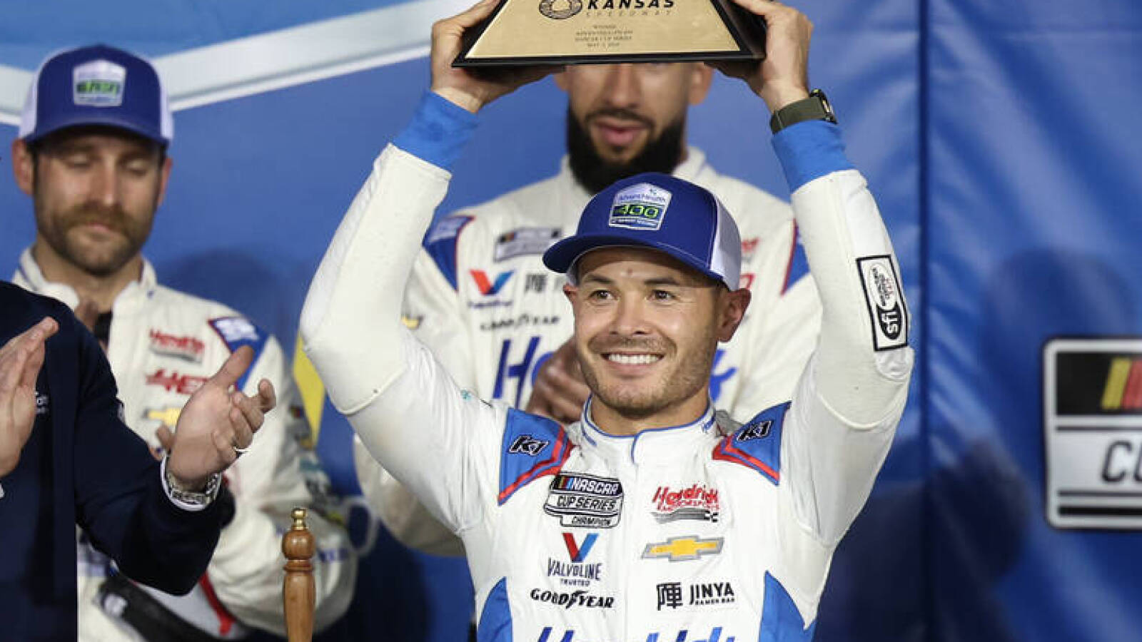 Watch: Larson wins closest finish in NASCAR Cup Series history | Yardbarker