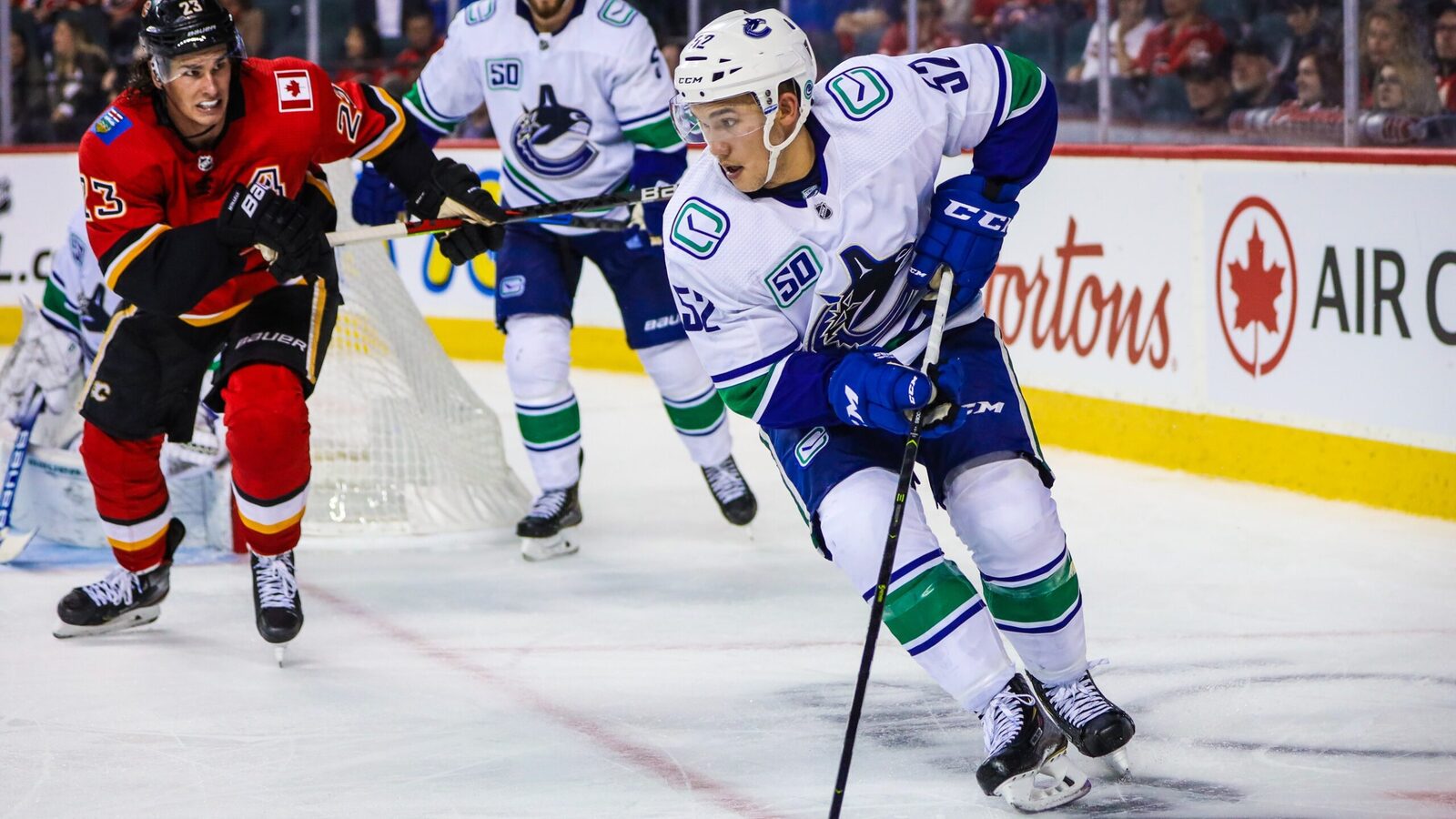 Canucks sign Jett Woo, Nikita Tolopilo to contracts | Yardbarker
