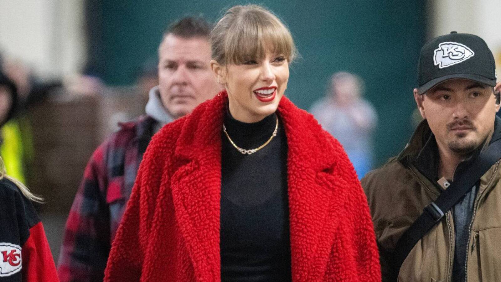 Watch: Taylor Swift arrives to Chiefs game with Santa Claus | Yardbarker